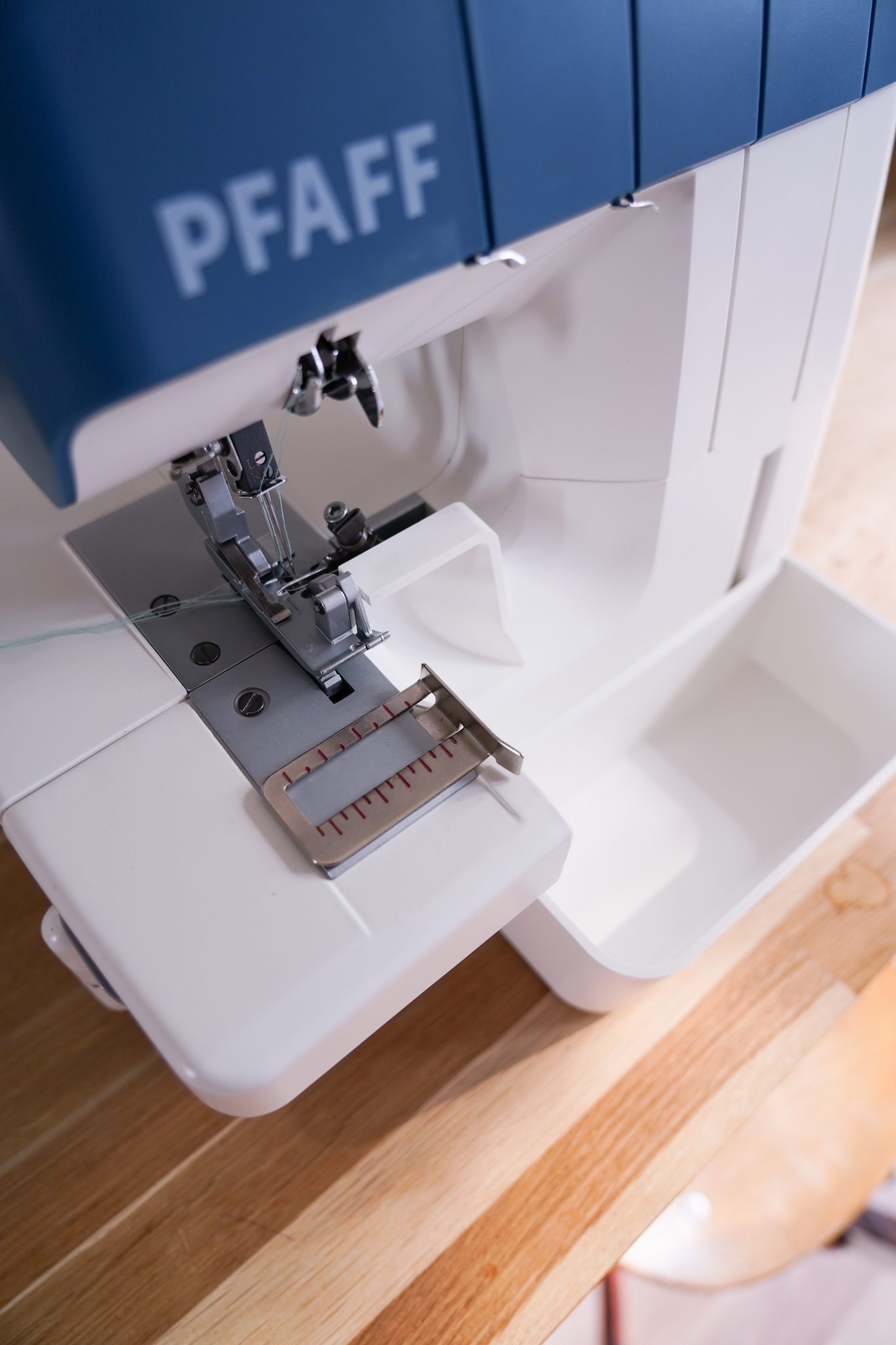 Zoom et Avis sur la Surjeteuse Pfaff Admire 1000 - Atelier Miinsa