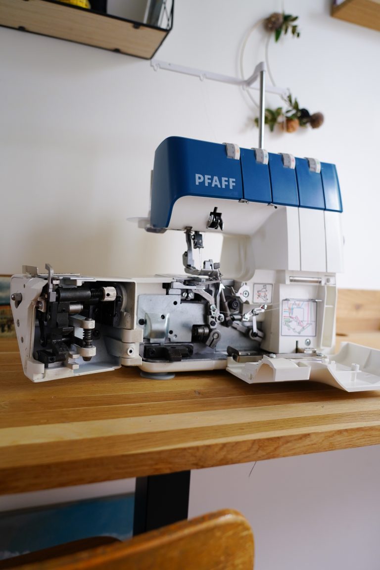 Zoom et Avis sur la Surjeteuse Pfaff Admire 1000 - Atelier Miinsa